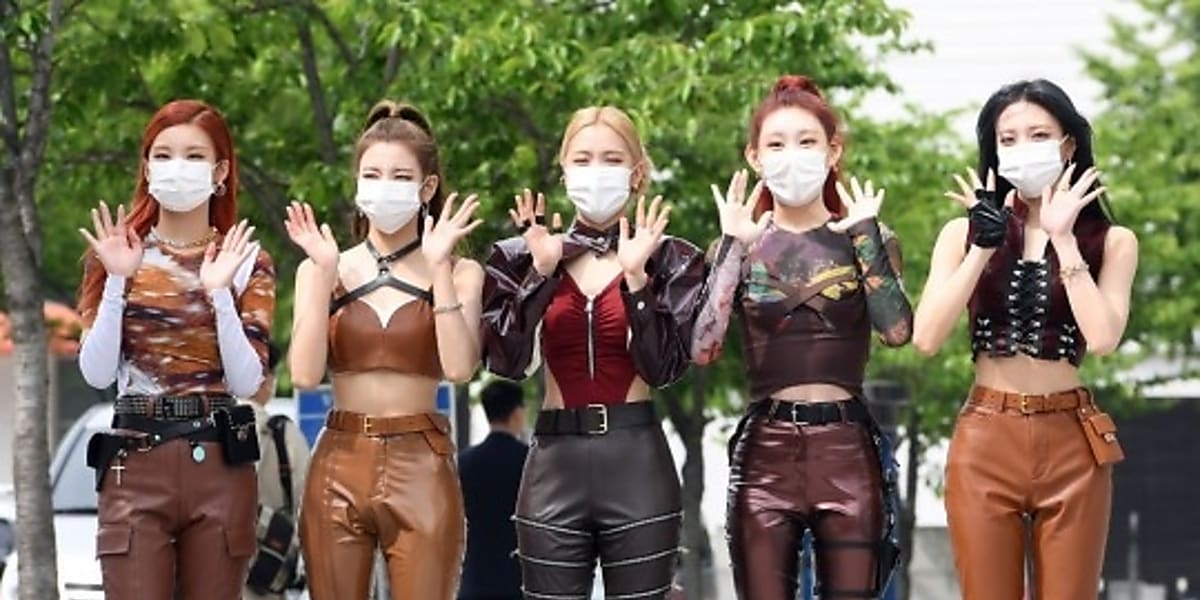 【PHOTO】ITZY「2時脱出Cultwo Show」出演のため放送局へ…抜群のスタイル（動画あり） - Kstyle