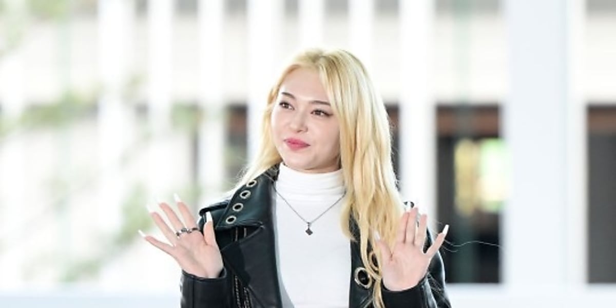 【PHOTO】AleXa「2022 Asia Artist Awards」のため日本へ出国…ハツラツとした笑顔 - Kstyle