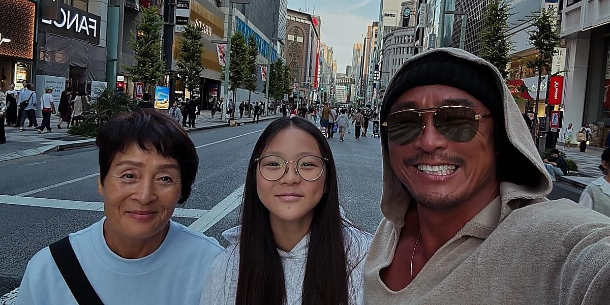 サランちゃん、家族で銀座デートを満喫…すらりとした高身長に視線釘付け - Kstyle