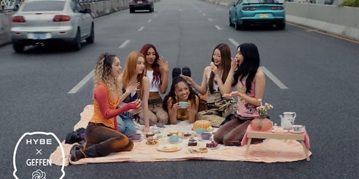 HYBEのオーディション番組から誕生したKATSEYE、1stシングル「Debut」MV予告映像第1弾＆ポスターを公開 - Kstyle